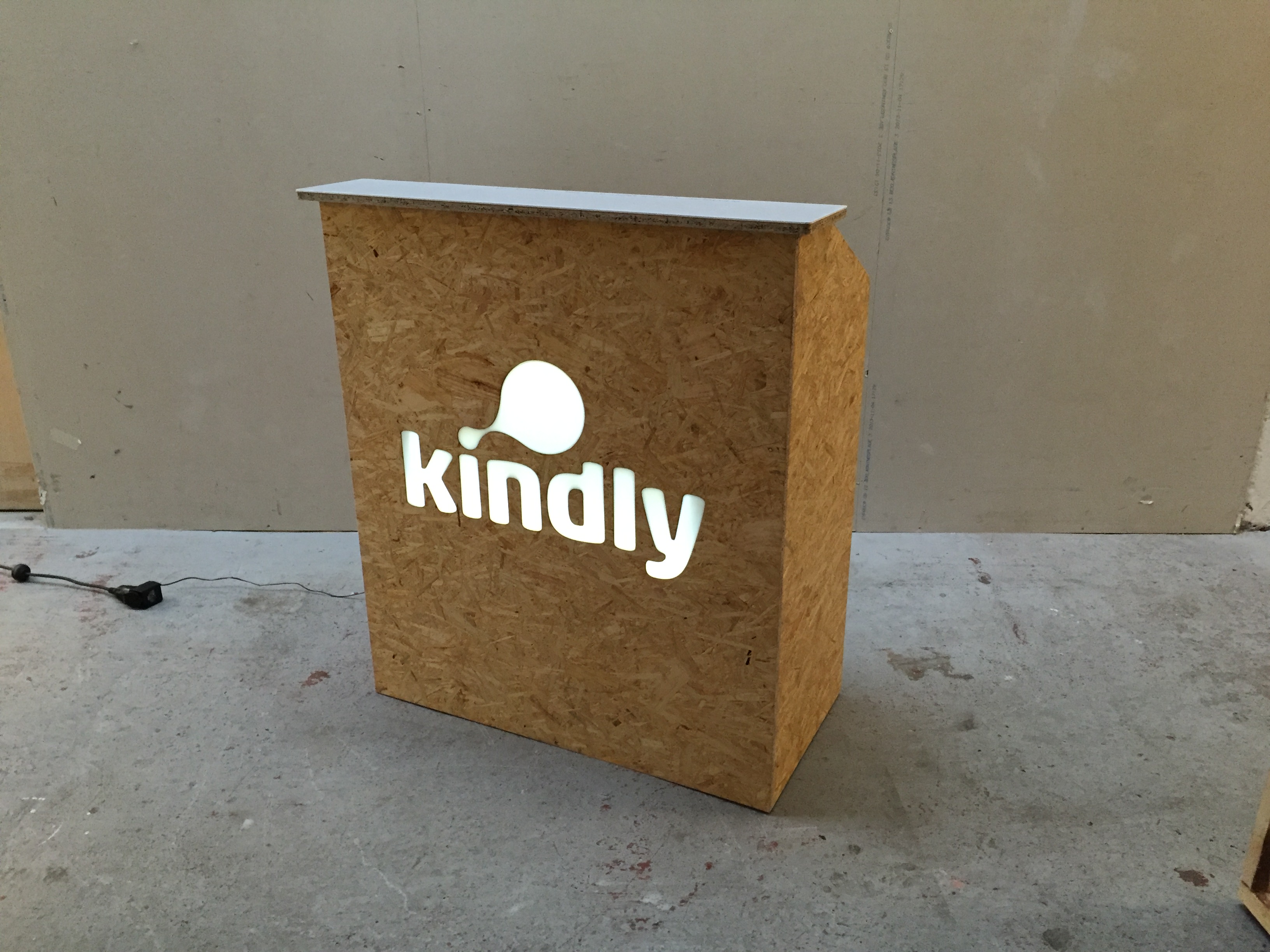 Moderne bar i OSB med LED-akryl og skåret logo – Cotter